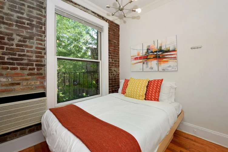 Charming 3-bedroom Apartment In Midtown West - Howard Beach - Queens NY