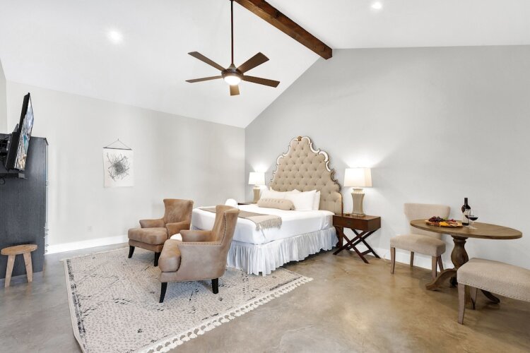 Schubert Inn Suite-b With Pool & Grill - Walk To Main - Fredericksburg, TX
