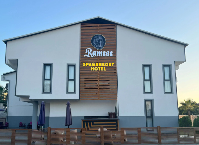 Side Mira Palace - Side