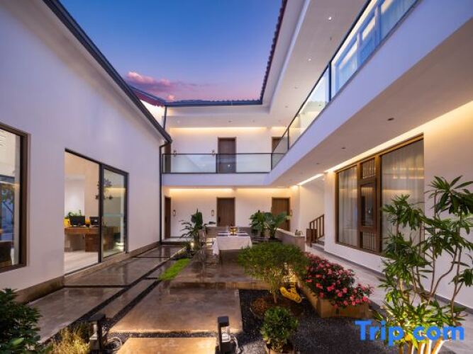 Yinlu Hongyuan (East Gate Store Of The Old Town Of Lijiang) - Lijiang