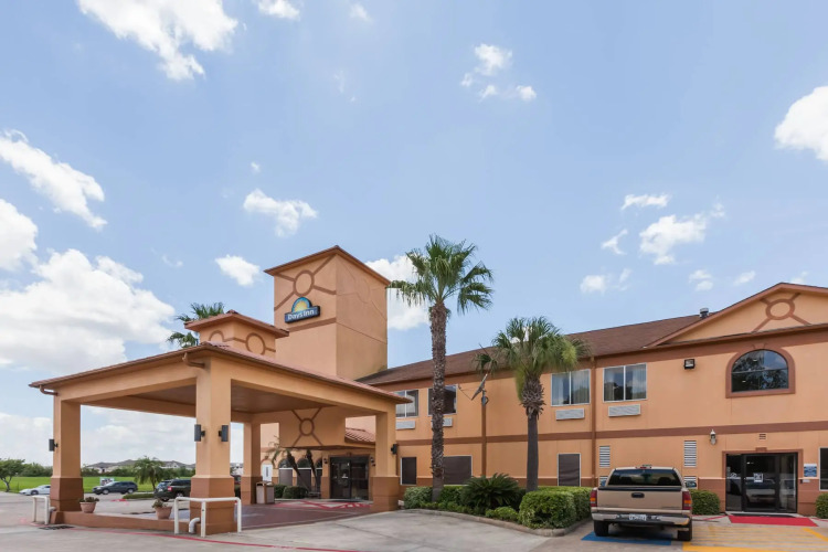 Days Inn  Suites By Wyndham Pasadena - Pasadena, TX