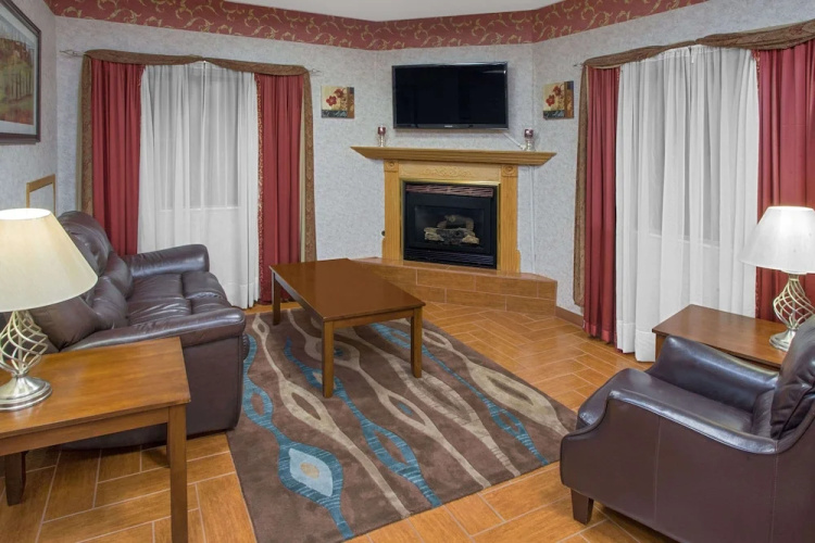 Super 8 By Wyndham Three Rivers - Constantine, MI