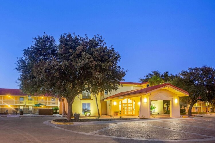 Super 8 By Wyndham Eagle Pass - Eagle Pass, TX