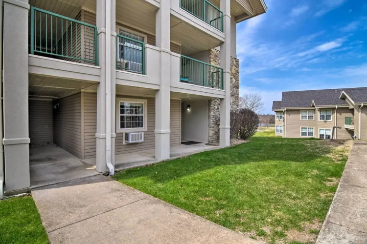 Branson Resort Condo W/ Scenic Patio & Pool Access - Branson, MO