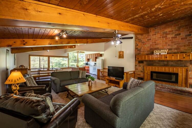4 Bedroom Blue Mountain Family Getaway Cottage, Private Beach Access, Bbq, Petfriendly - The Blue Mountains