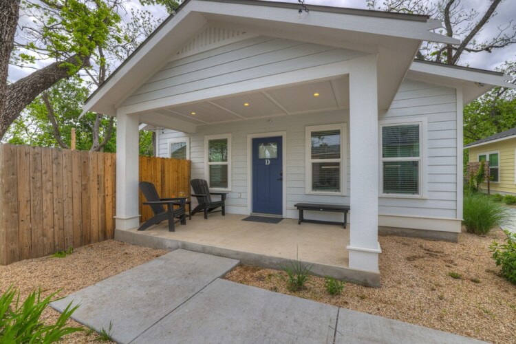 The Grove D With Hot Tub & King Beds - Walk To Main - Fredericksburg, TX