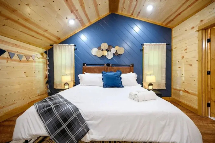 Massive Hochatown Lodge W Spa Basketball More - Broken Bow, OK