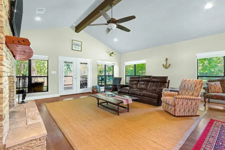 Beautiful Lakefront Cabin Something For Everyone - New Braunfels, TX