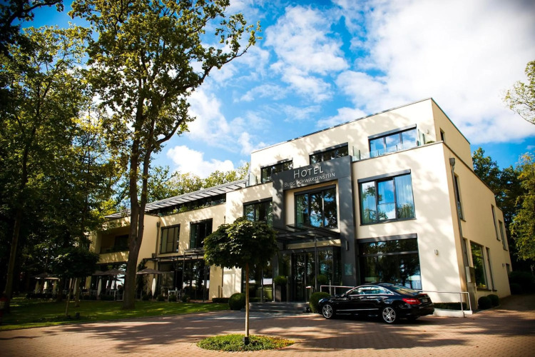 Relais & Châteaux Hotel Burg Schwarzenstein - Ingelheim am Rhein