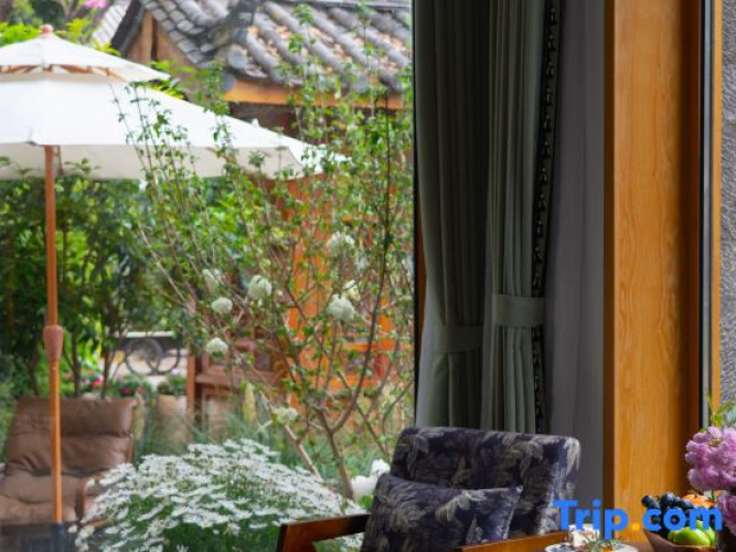 Yue·seventeen | Panoramic Lijiang Old Town View · Golden Mountain Sunrise · Garden Coffee Guesthouse - Lijiang