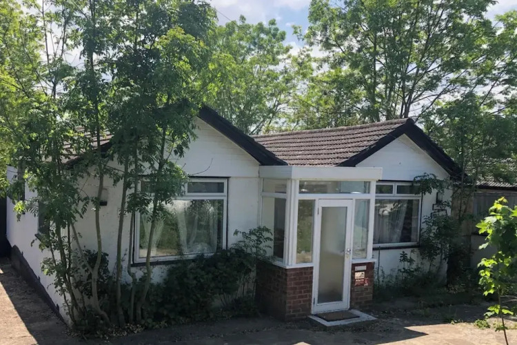 3 Bed Cottage Retreat - Private Garden & Parking - London