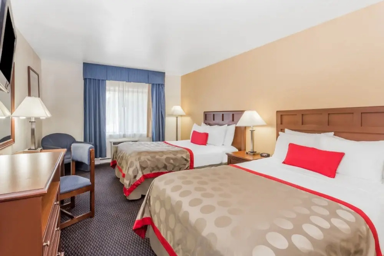 Baymont Inn & Suites Waukesha - Waukesha, WI