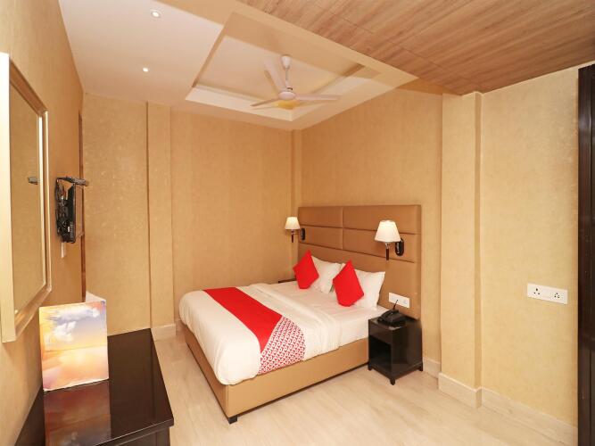 Capital O 22906 Hotel Riash - 