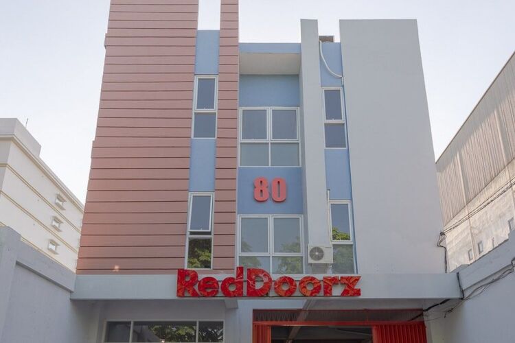 Reddoorz Plus Syariah @ Raya Nginden 2 - 泗水