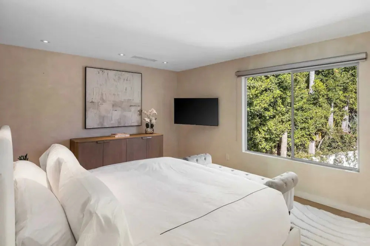 Luxury Hollywood Hills Home With Pool, Outdoor Dining & Iconic Views Skyline Chalet - Los Angeles, CA