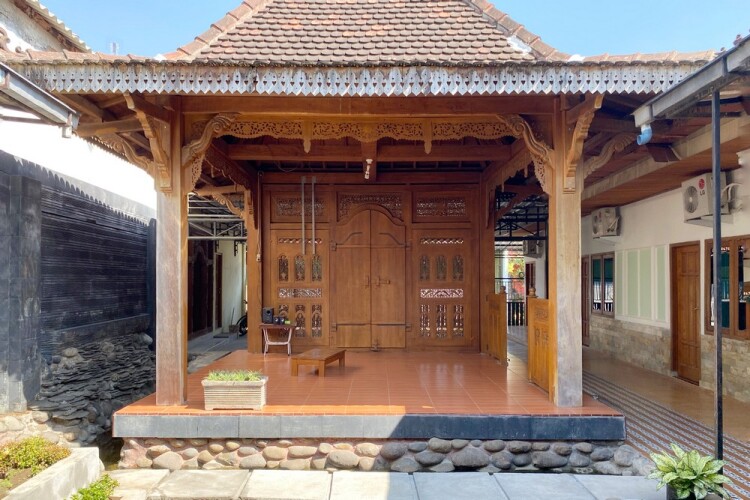 Adipura Guesthouse Syariah Redpartner Near Terminal Nganjuk - Nganjuk