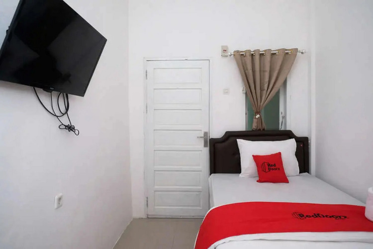 Reddoorz Plus @ Lovina Inn Tonrangeng River Side - Parepare