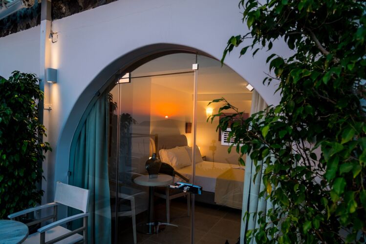 Kratiras View Luxury Suites - Santorini