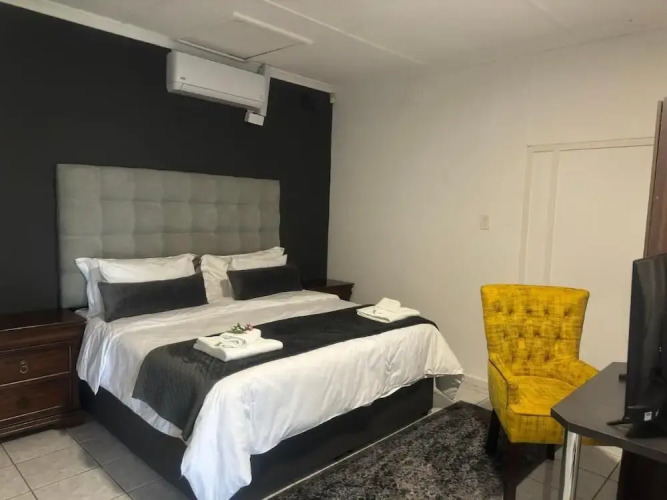 Room In Guest Room - Busa House Self-catering Guest House & Caravan Park - White River
