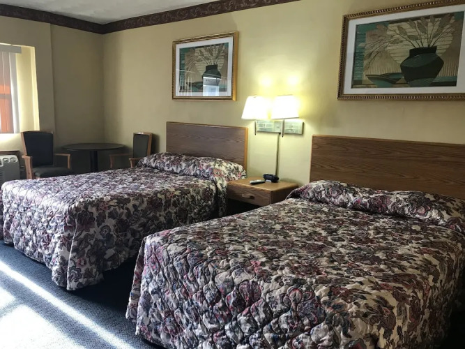 West Motel - Freeport, IL