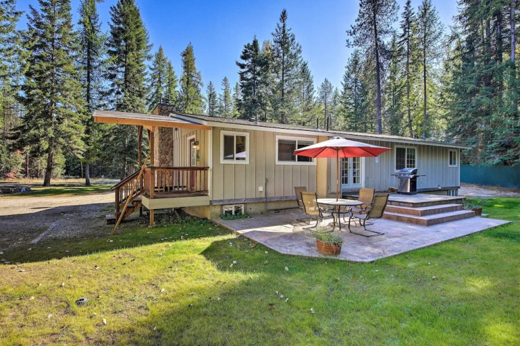 Quaint Priest Lake Cabin W/ Patio < 1 Mi To Lake! - Priest Lake, ID