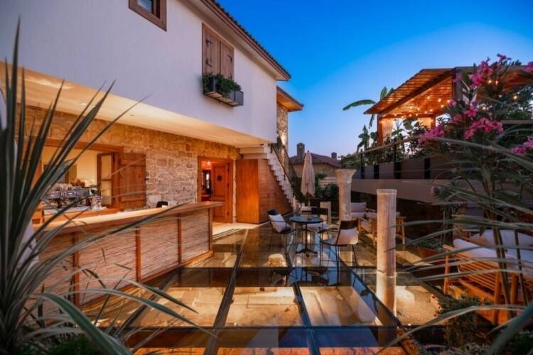 6 Rooms By Azumare - Side