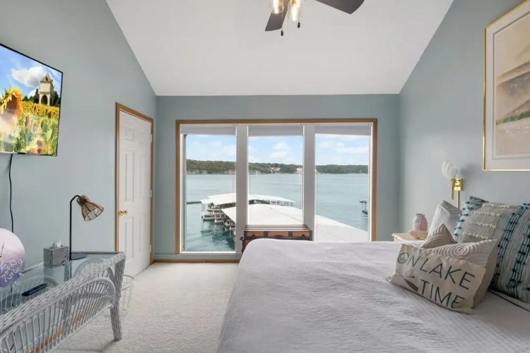 Poolside Condo With Amazing Lake Views & Design - Lake Ozark, MO