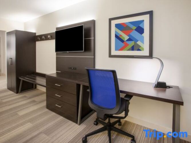 Holiday Inn Express And Suites Valencia - Santa Clarita, CA