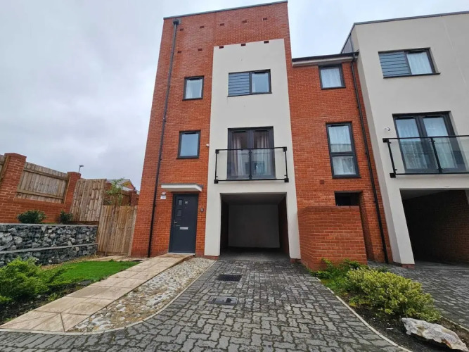 Modern 3 Bedroom Town House In Ipswich - Ipswich