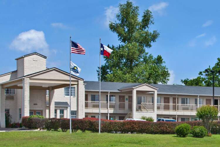 Days Inn By Wyndham Kerrville - Kerrville, TX