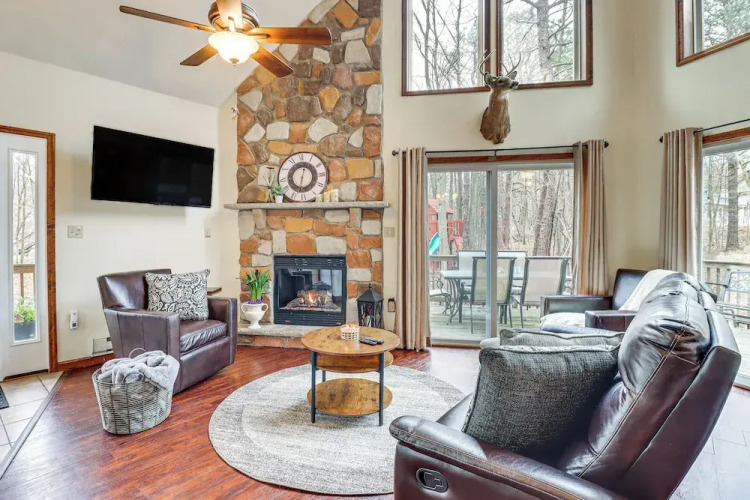 Serene Poconos Cabin W/ Hot Tub & Beach Access! - Jim Thorpe, PA