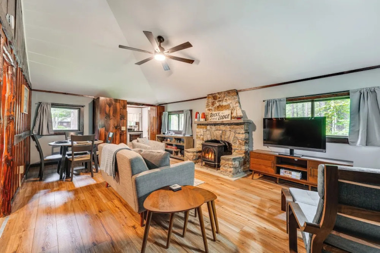 Walk To Barrett's Park: Wooded Cabin W/ Grill! - Boothbay Harbor, ME