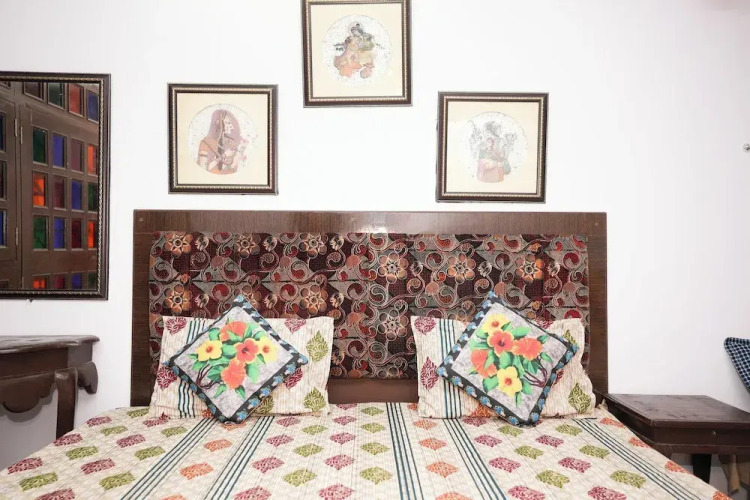 Nukkad Guest House Near Lake Pichola - Gujarat