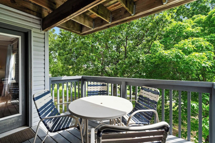 Ron's Retreat Stay For 6 With Resort Amenities - Branson, MO