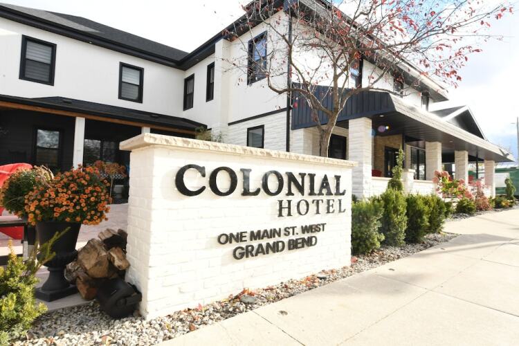 Colonial Hotel & Suites - Grand Bend