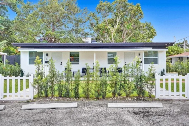 Modern Hallandale Apt W/ Backyard Near Beach - Hallandale Beach, FL