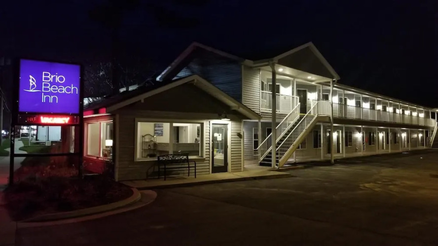 Brio Beach Inn - Elk Rapids, MI