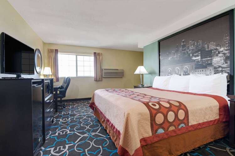 Super 8 By Wyndham Kansas City - Kansas City, MO