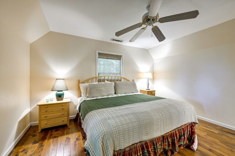 Near Highlands: 36-acre Scaly Mountain Lodge - Dillard, GA