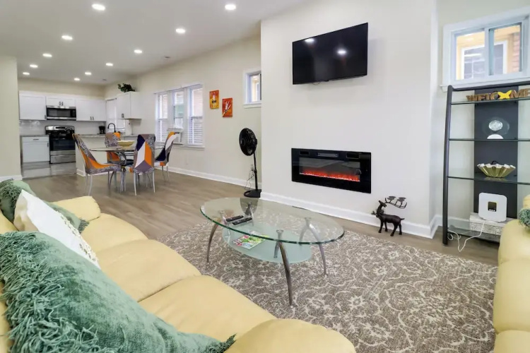 Modern Updates & Great Location! Detroit Duplex - Oak Park, MI