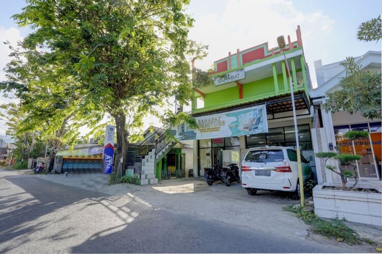 Oyo 92896 Hotel Sahabat Syariah Near Plasa Telkom Bawean - Gresik