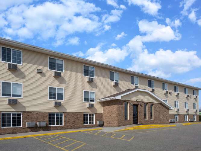 Super 8 By Wyndham Clinton - Clinton, IA