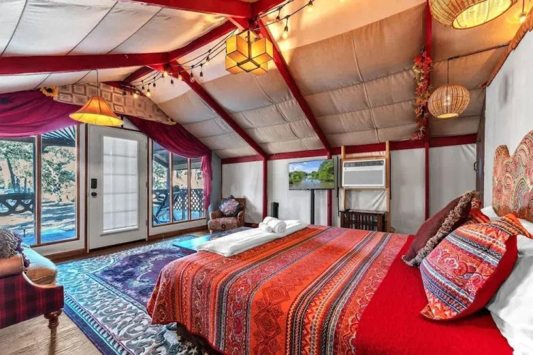 Bohemian Cabin: Hot-tub, Serene Retreat, Pet-friendly, 10-mins To Downtown! - Luckenbach, TX