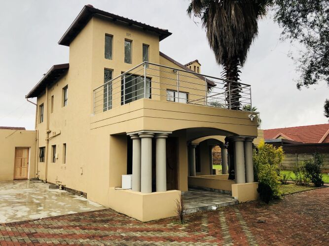 Airport Royal Guest House - Tembisa