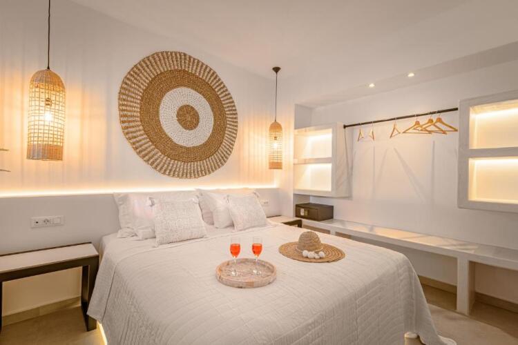 Thealos Santorini Close To Square - Santorini