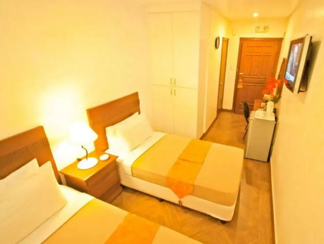 Townhouse Oak Metro Manila Near Osmena Highway Pnr Pasay Formerly Avitel Hotel - Makati