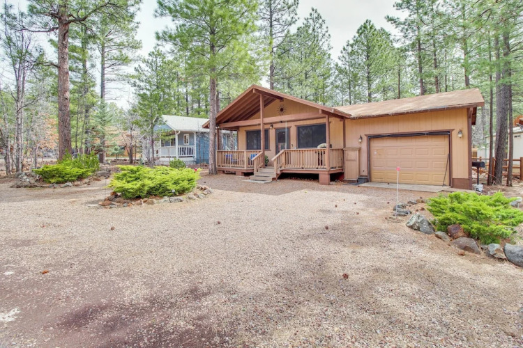 Updated Deck & Fireside Table: Pinetop Cottage - Pinetop-Lakeside, AZ