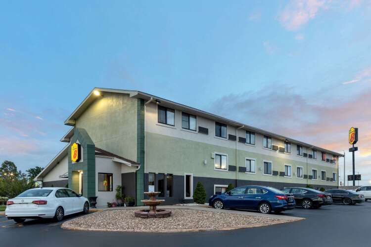 Super 8 By Wyndham Kansas City At Barry Road/airport - Smithville, MO