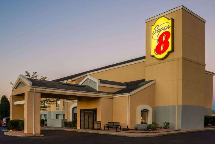 Super 8 By Wyndham Jasper - Jasper, IN