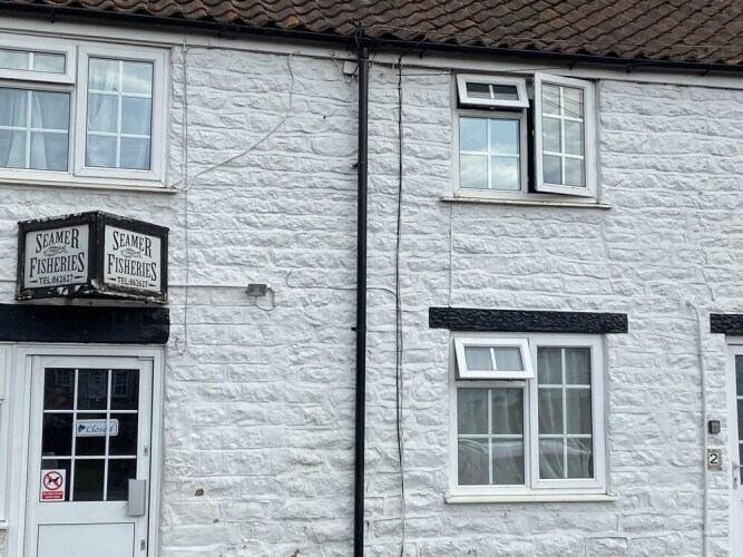 3 Bedroom Cottage, Sleeps 5 Village Location - Scarborough Beach